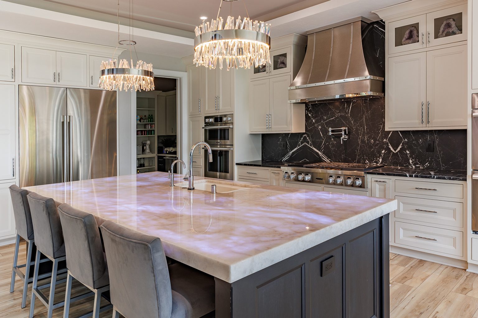 5 Tips For Pairing Quartzite Countertops With Different Cabinet Styles ...